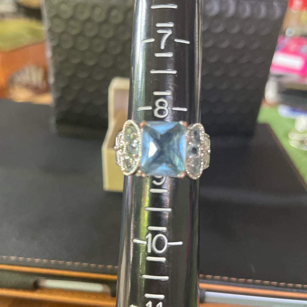 Beautiful Silver & Powder Blue Center Stone W 6 Small… - Gem